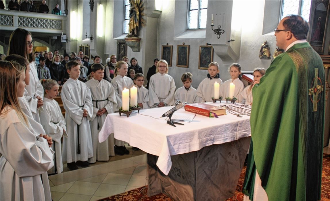 OVB Heimatzeitungen | 13 neue Ministranten in Griesstätt eingeführt
