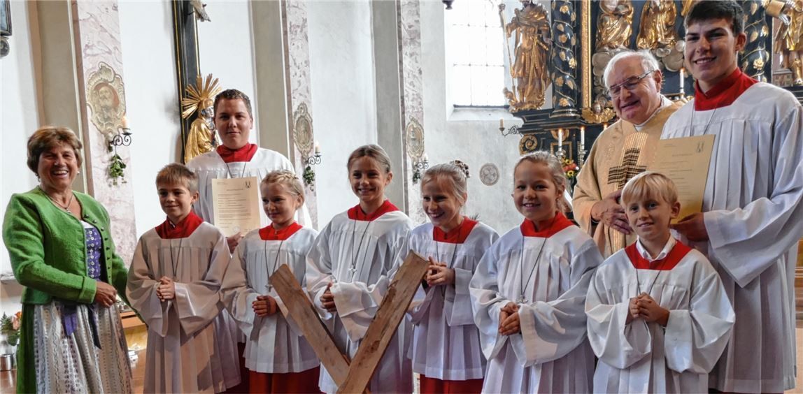 OVB Heimatzeitungen | Pfarrei Pürten freut sich über sechs neue Minis und zwei junge Kommunionhelfer