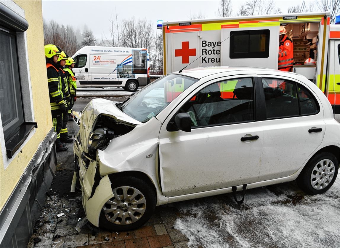 OVB Heimatzeitungen | Pkw kracht frontal in eine Hausmauer