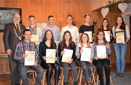 OVB Heimatzeitungen | Markt Buchbach ehrt seine Besten