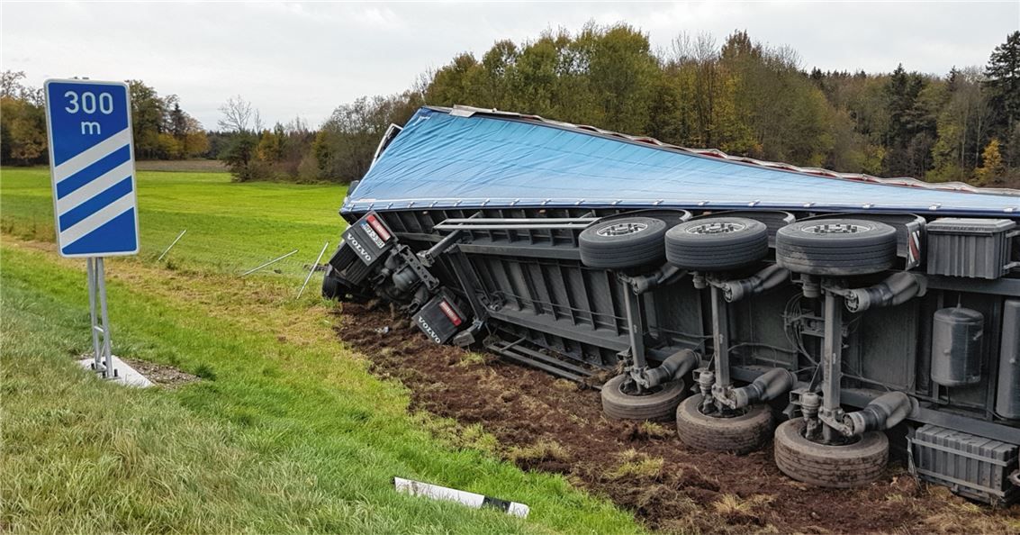 OVB Heimatzeitungen | Mit Briketts beladener Sattelzug kippt um