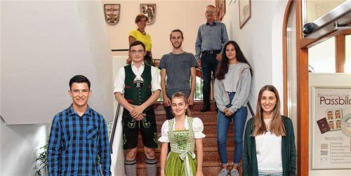 OVB Heimatzeitungen | Garser Abschlussschüler im Rathaus geehrt