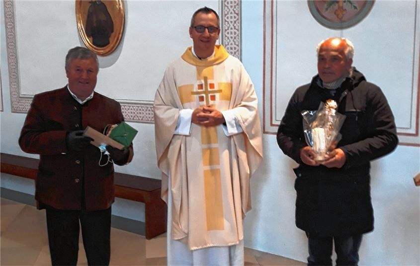 OVB Heimatzeitungen | Urkunde und Ehrennadel für 25 Jahre Mesnerdienst