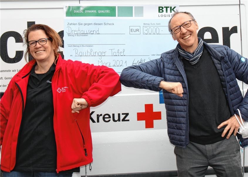 OVB Heimatzeitungen | BRK-Tafel Raubling erhält Spende von Spedition BTK