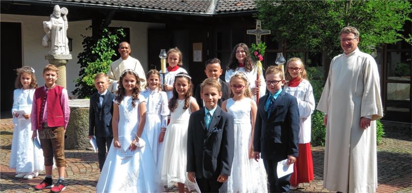 OVB Heimatzeitungen | 43 Kinder zum ersten Mal am Tisch des Herrn