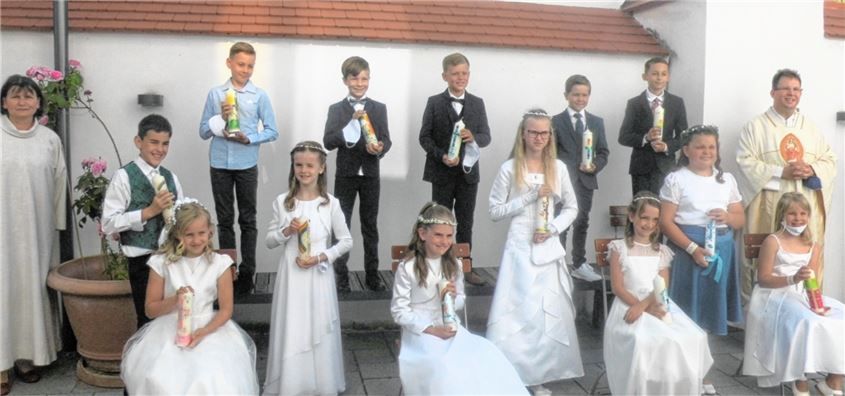 OVB Heimatzeitungen | Pfarrer Michael Seifert spendet Heiliges Sakrament