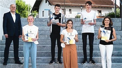 OVB Heimatzeitungen | Maitenbeth ehrt seine besten Schüler