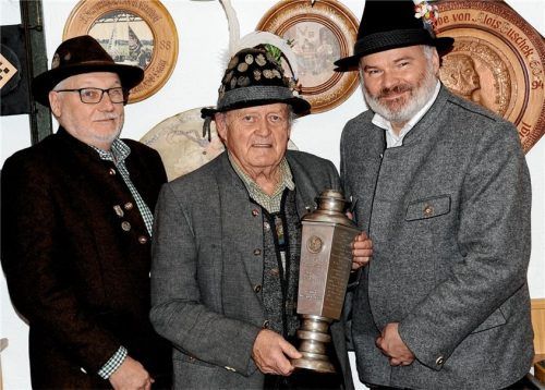 OVB Heimatzeitungen | Schützenmeister Helmut Wagner holt sich die Trophäe