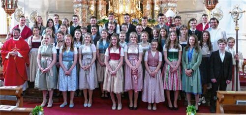 OVB Heimatzeitungen | Abt Markus Eller salbt 27 Jugendliche mit Chrisamöl