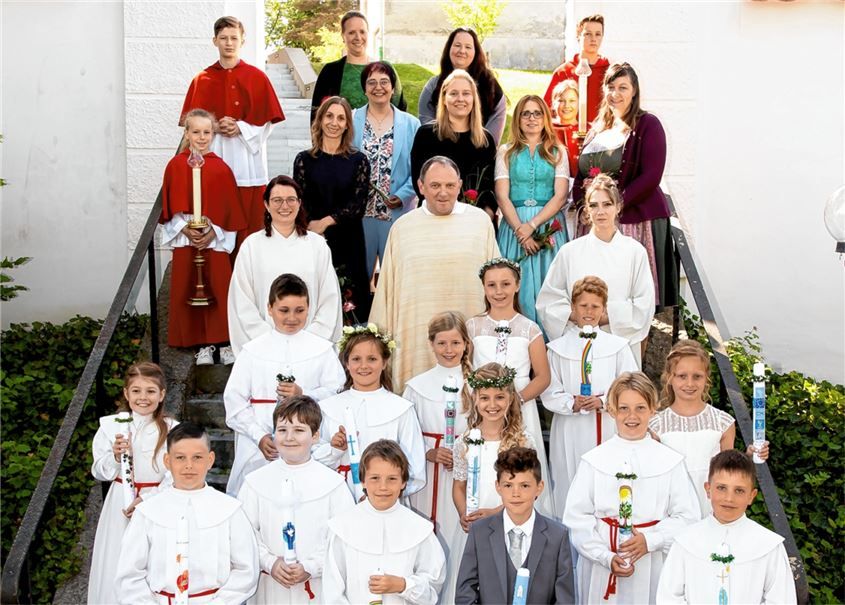 OVB Heimatzeitungen | 28 Neumarkter Kinder in zwei Gruppen zum ersten Mal am Tisch des Herrn