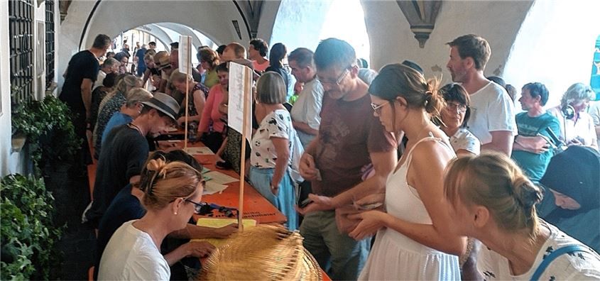 OVB Heimatzeitungen | Anstehen für den Nachtflohmarkt