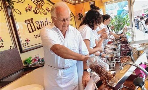 OVB Heimatzeitungen | An der Röstmaschine ist Werner Herrmann zuhause