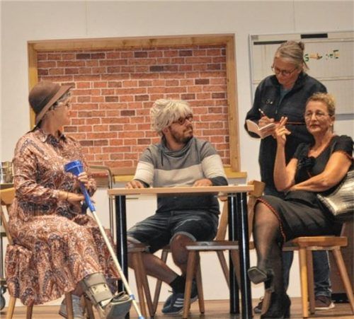 OVB Heimatzeitungen | „Residenz Schloss und Riegel“ feiert Premiere