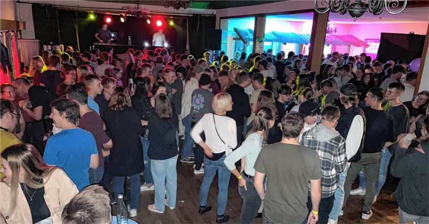 OVB Heimatzeitungen | „Volle Bude“ bei der 90er-Party in Rechtmehring