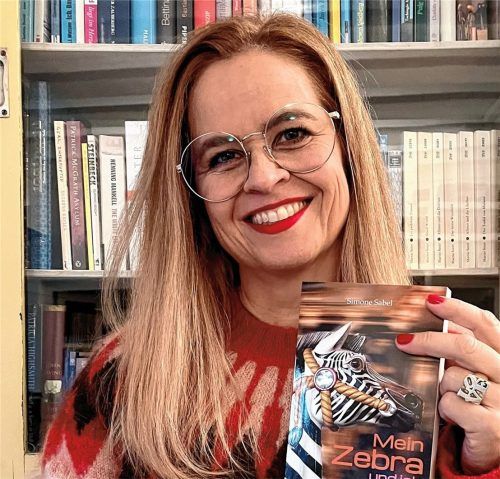 Stolze Autorin: Simone Sabel präsentiert ihren neuen Roman „Mein Zebra ...