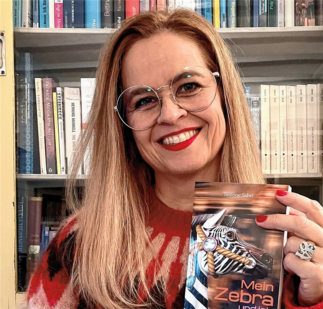 Stolze Autorin: Simone Sabel präsentiert ihren neuen Roman „Mein Zebra ...