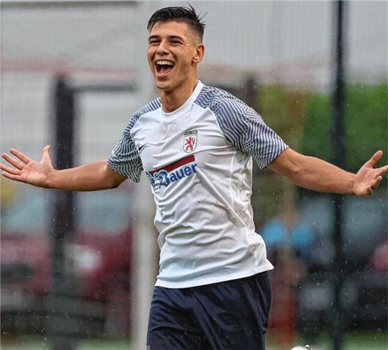 OVB Heimatzeitungen | Simeth hält die Löwen im Rennen