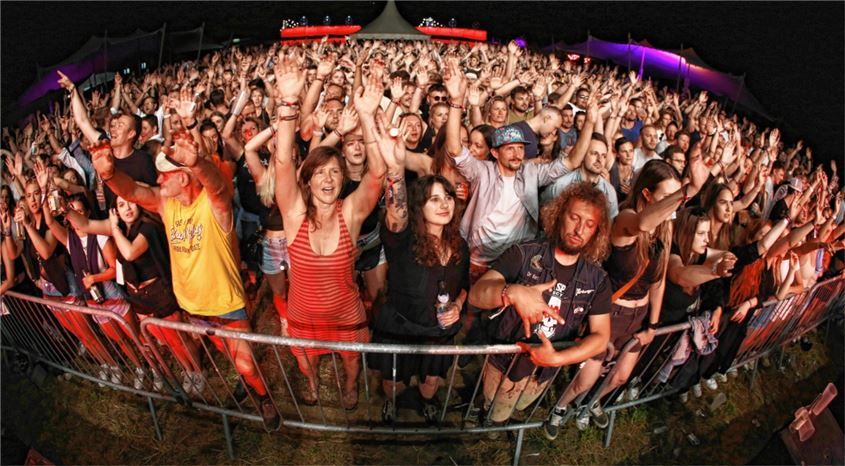 OVB Heimatzeitungen | Viele Tränen fließen: Über 1100 verabschieden in ...