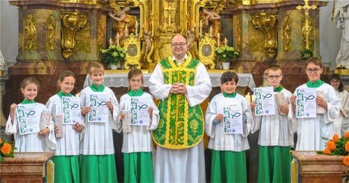 OVB Heimatzeitungen | Rotter Pfarrgemeinde begrüßt neue Ministranten