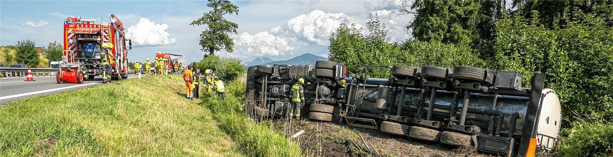OVB Heimatzeitungen | Schwerer Unfall auf der A8: Einsatzkräfte müssen 21000 Liter Milch aus ...
