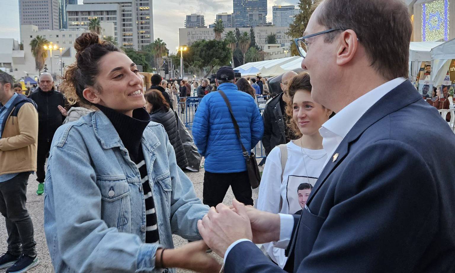 OVB Heimatzeitungen | Dobrindt in Israel: Treffen mit Angehörigen der ...