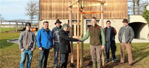 OVB Heimatzeitungen | Zur 100-jährigen Patenschaft gemeinsam eine Linde ...