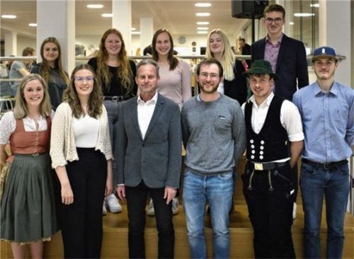 OVB Heimatzeitungen | Bürgermeister ehrt erfolgreiche Schulabgänger