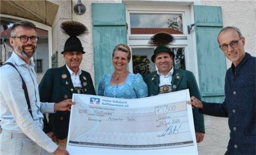 OVB Heimatzeitungen | Maibaumdiebe holten sich 500 Euro für Tafel