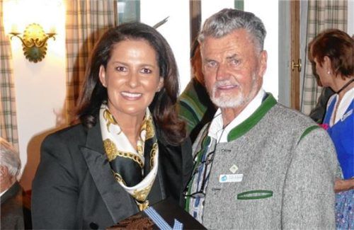 OVB Heimatzeitungen | Tourismusministerin Michaela Kaniber ehrt Barthl Irlinger