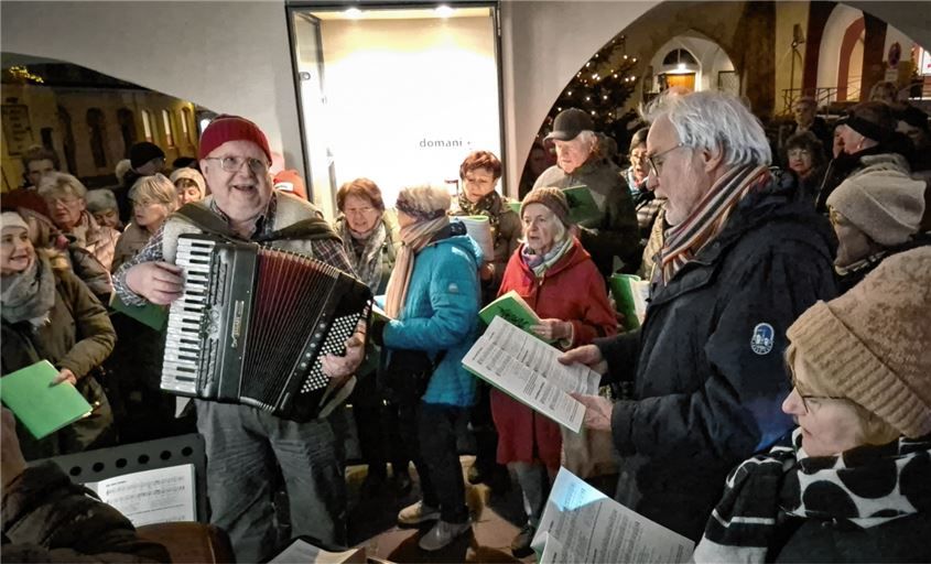 OVB Heimatzeitungen | „O du fröhliche“: Rekordbesuch beim Weihnachtssingen der Wasserburger Zeitung