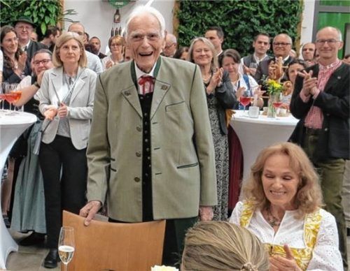 OVB Heimatzeitungen | Ein schneidiger Schuhplattler zum 100.
