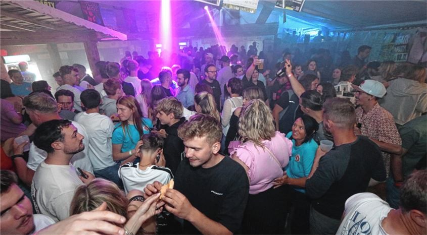 OVB Heimatzeitungen | 1100 Partygäste feiern bei „Oibich brennt“ – 150 ...