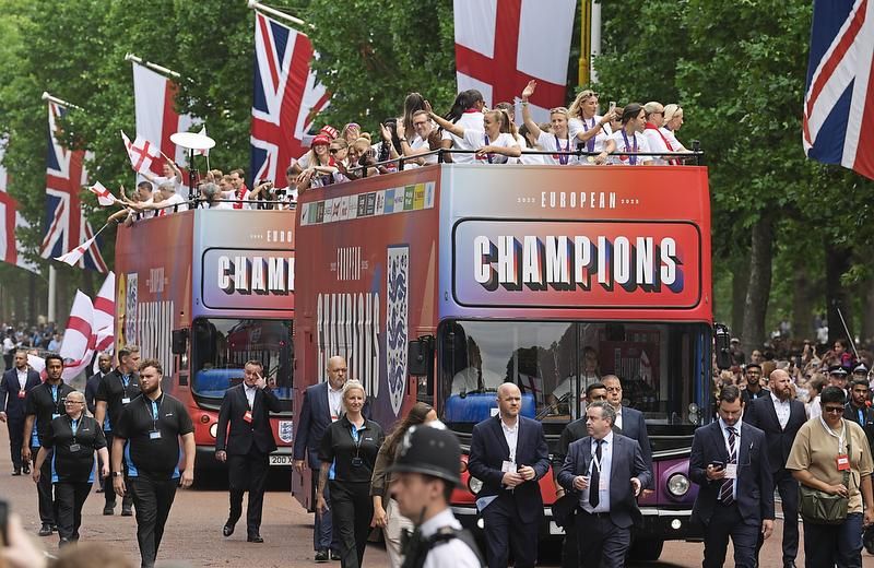 OVB Heimatzeitungen | Lionesses: Titel-Party in Cabrio-Bussen