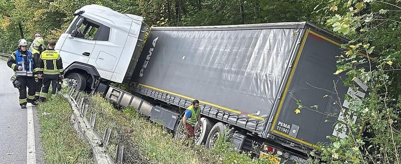 OVB Heimatzeitungen | Lkw durchbricht Leitplanke am Attler Berg